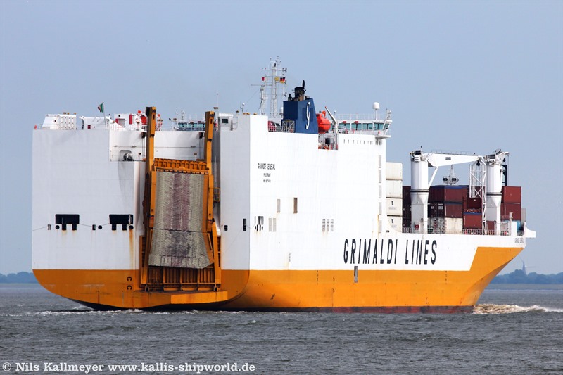 Das Roro/Cargoschiff Grande Senegal vor Cuxhaven. | Kallis-Shipworld